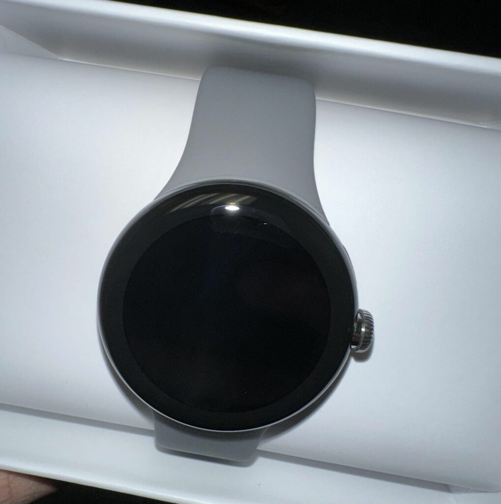 Pixel Watch: Endlich ein Blick auf den Displayrahmen - Unboxing und ...